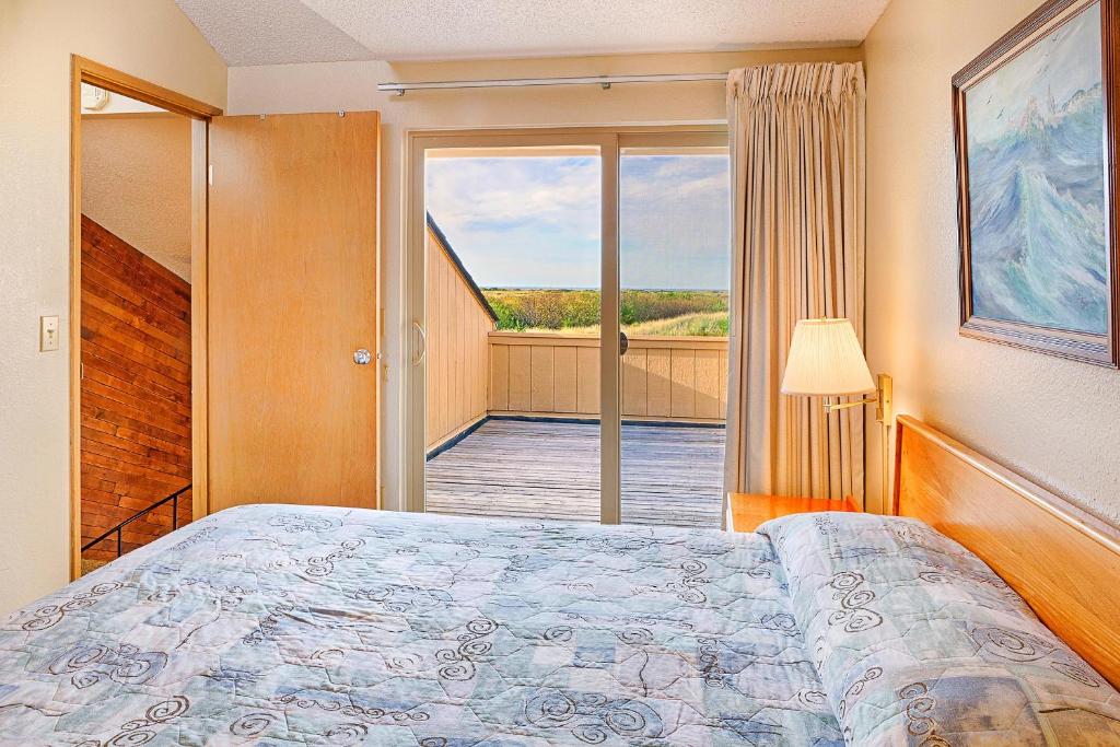 Guest Rooms & Resort - Surfcrest Resort