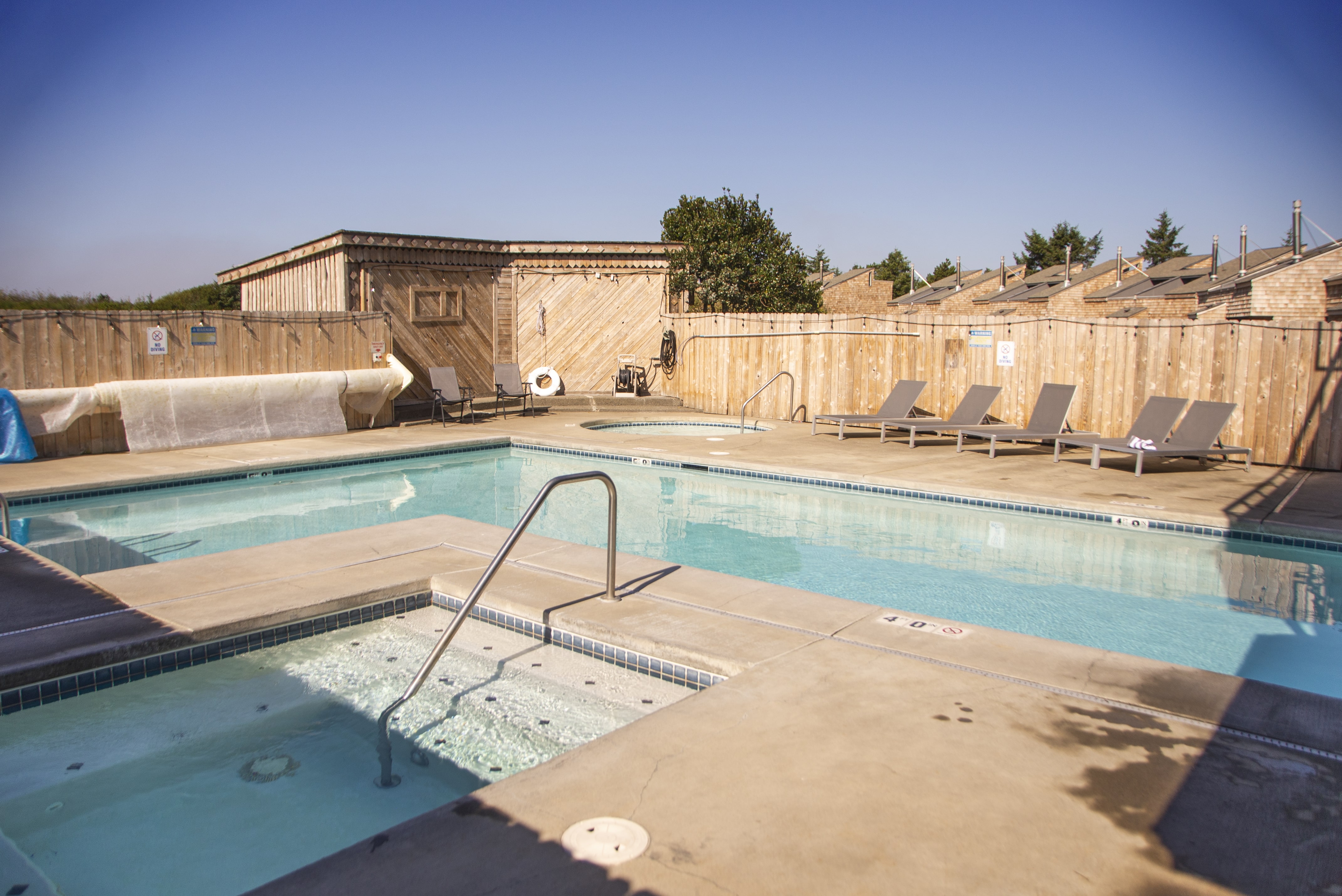 Guest Rooms & Resort - Surfcrest Resort